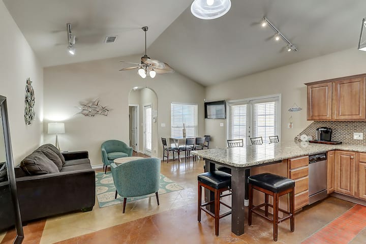 Colorful 2br Dog Friendly | Pool | Patio | W/d - North Padre Island, TX