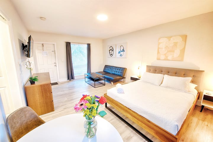 Private Home Studio #101 | Pet Friendly | Sleeps 3 - 보카러톤