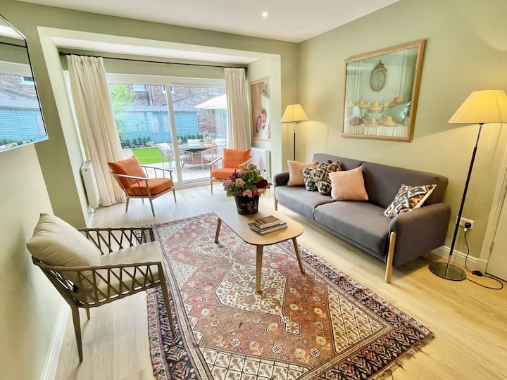 Central Townhouse With Off Road Parking And Garden - York