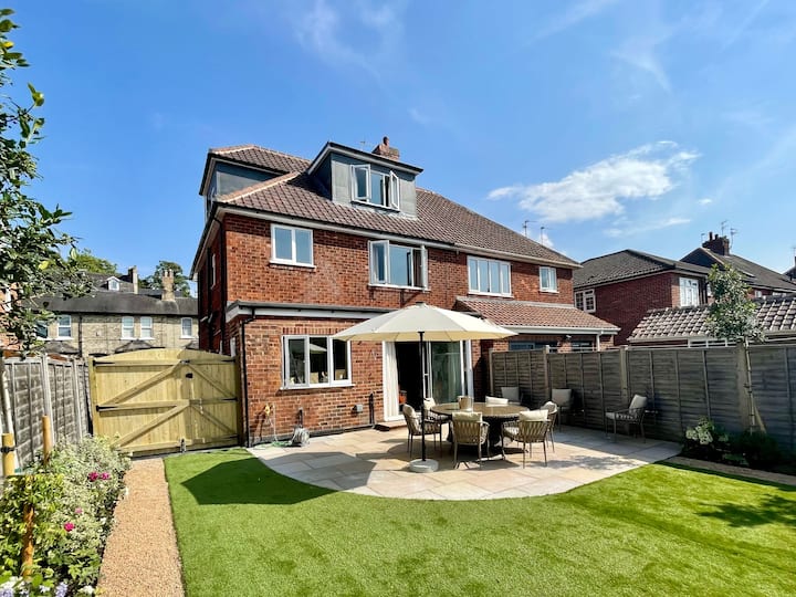 Central Townhouse With Off Road Parking And Garden - York