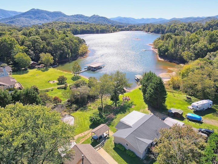 Red Door Retreat House & Cottage On Lake Chatuge - Hiawassee, GA