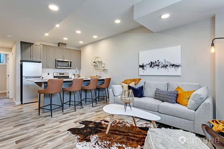 Blatchford. 1gb. Sleeps 4. 2 Bed. 2 Queens. - Edmonton