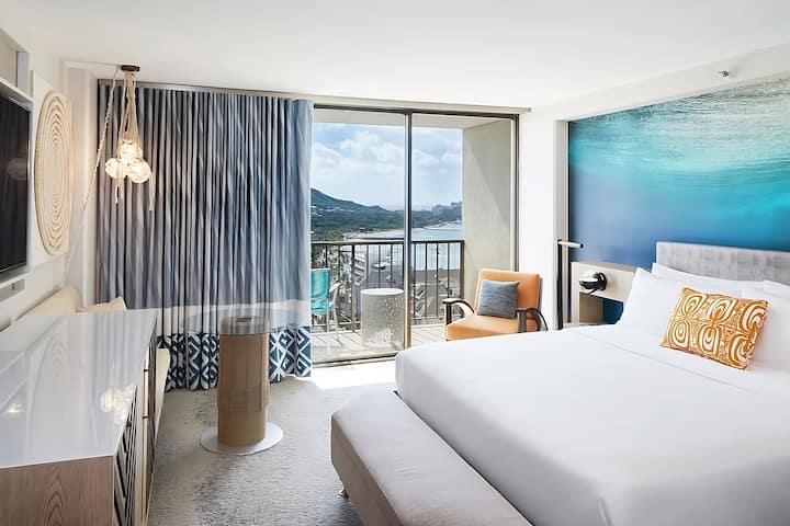 Friends Hideaway! Rooftop Pool, Near Honolulu Zoo - Honolulu, HI