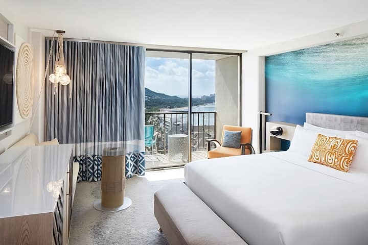 Friends Hideaway! Rooftop Pool, Near Honolulu Zoo - Honolulu, HI