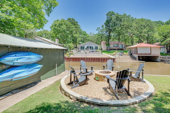 Spacious Deck: Waterfront Home In Gun Barrel City! - Gun Barrel City