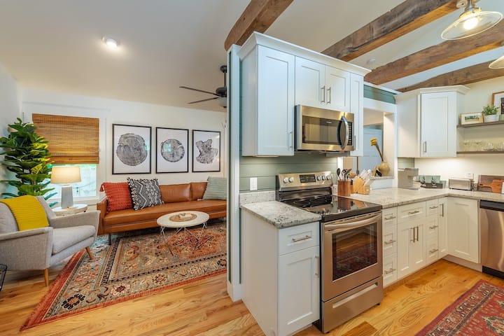 Steps Away Cottage - Hot Tub, Fire Pit, Downtown - Waynesville, NC