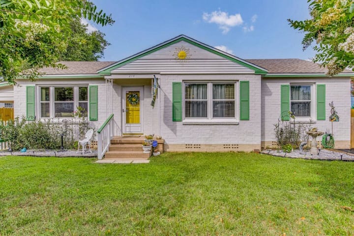 Adorable Navy Point Cottage – Perfectly Located! - Pensacola Beach, FL