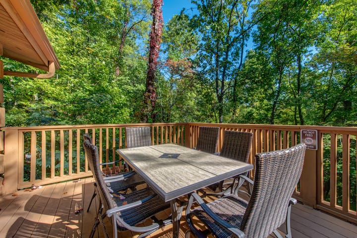 Gorgeous 4bd Lodge Near Town! Hot Tub +Game Room! - Gatlinburg, TN