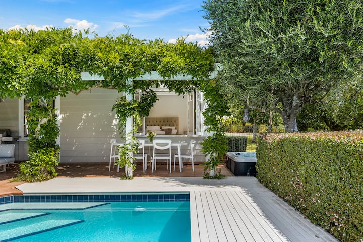 Riverview Cottage - Private Pool + Brand New Spa - Riverhead
