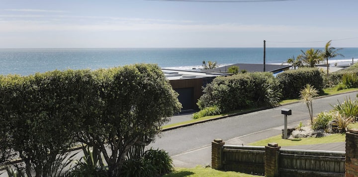 Charming Beach Bach With Ocean Views - 塔拉納基大區
