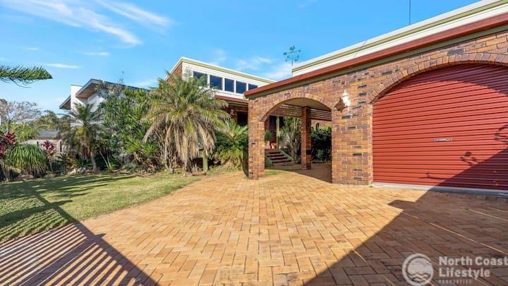 Lazy Dayz - Lounge By The Pool - Pottsville