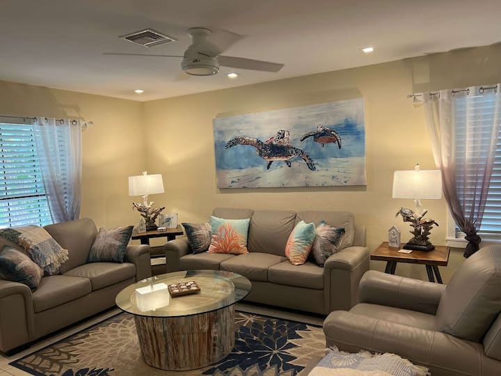 Lakeview Seashell Cottage— Pets Welcome! Sleeps 4 - Bonita Springs, FL
