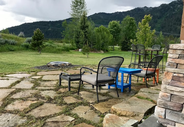 Gorgeous 5+ Bedroom Home W/ Hot Tub, Near Tamarack - Donnelly, ID