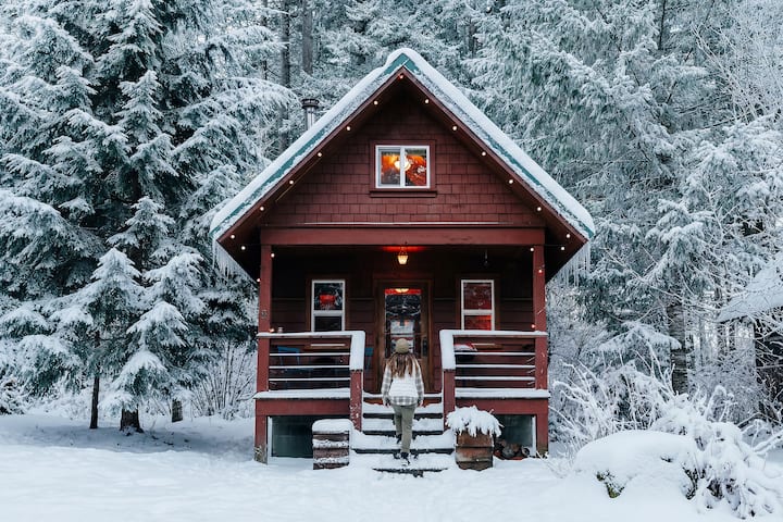 The Chalet @ Skycamp: Stevens Pass Cabin W/ Sauna - Skykomish, WA
