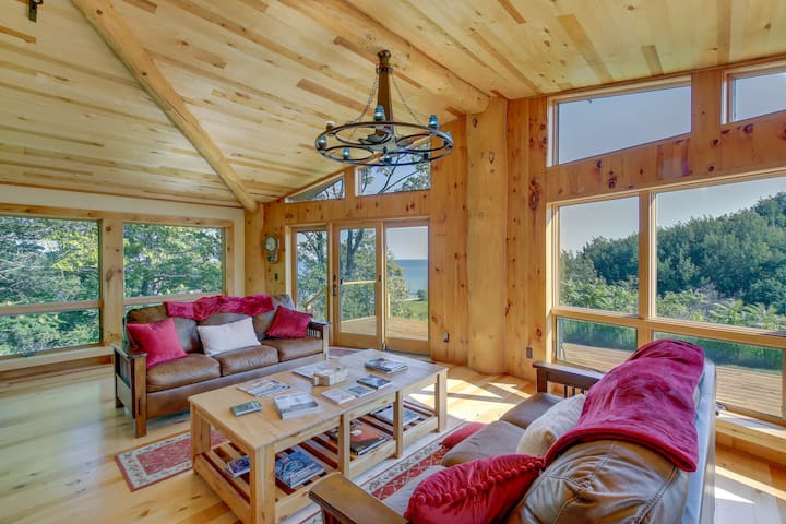 Idyllic Sturgeon Bay Cabin W/ Fire Pit + View - Door County, WI