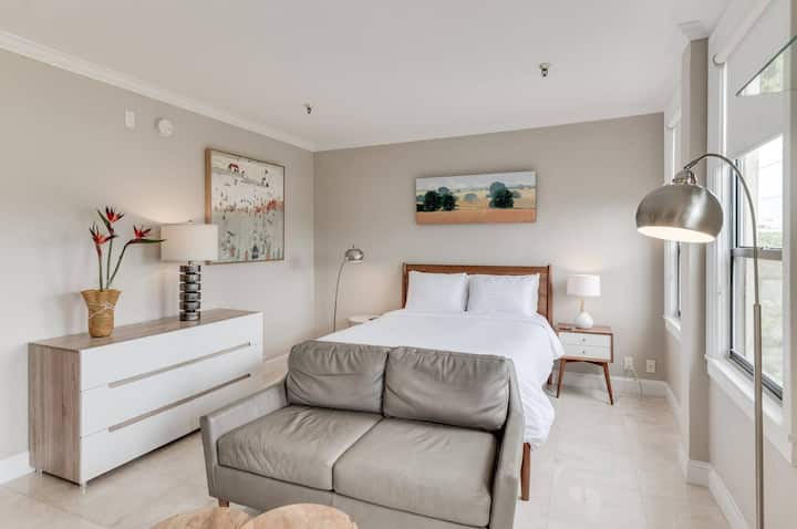 Offerpool/valet/stepstobeach/dinecoastalstudioloft - Palm Beach, FL