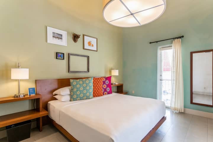 Kasa El Paseo Miami Beach | Two Bedroom Suite - Miami Beach, FL