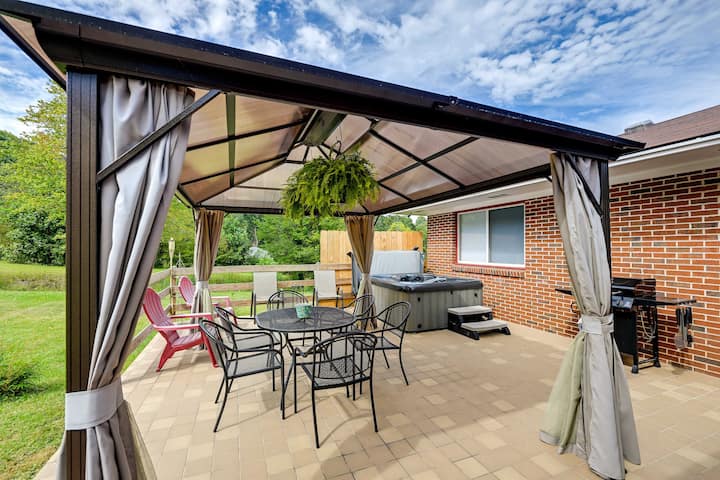 Pet Friendly Home W/ Hot Tub, Patio & Game Room! - Clayton, GA