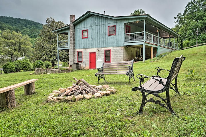 Hot Tub & Fire Pit: ‘Trinity Oaks’ Escape - Clayton, GA