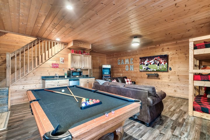 Sleeps 12 | Hot Tub + Game Room | Near Dollywood - Gatlinburg, TN