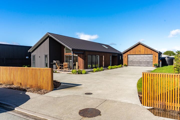 Cooper Bach - Modern, Sunny- Small Dogs On Request - Mangawhai Heads