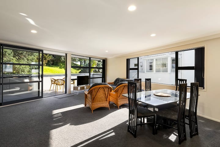 Pacific Escape - Downtown, Beach & Sea Views - Mount Maunganui