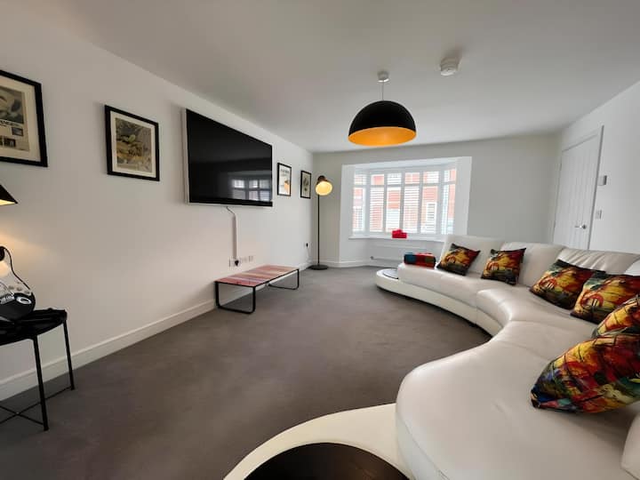 Stylish 4-bed Home With Hot Tub & Garden - Southampton