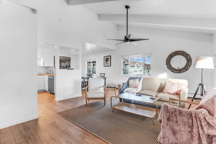 Lakewood Mid-term Gem | Pet-friendly + Fast Wi-fi - Lakewood, CO