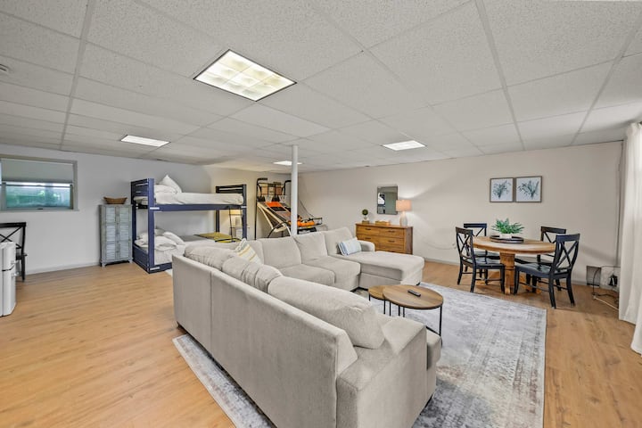 Large Annapolis Stay Near Navy Stadium + Game Room - Annapolis, MD