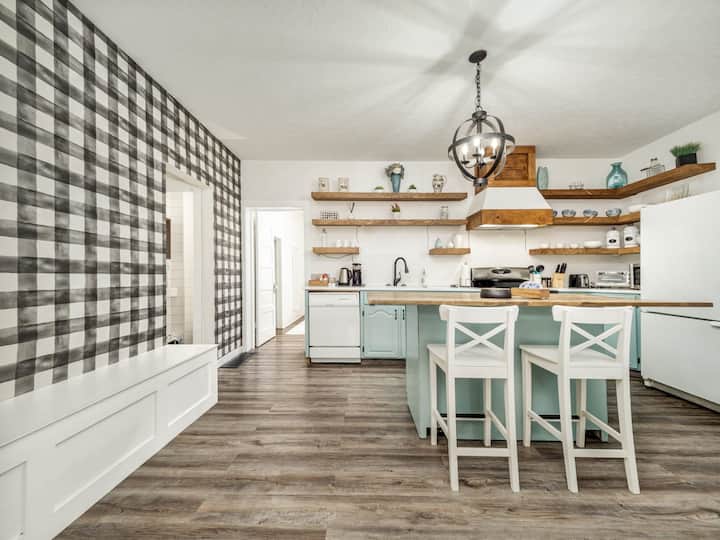 3 Bedroom Century Home Near Waterton & Us Border - Cardston