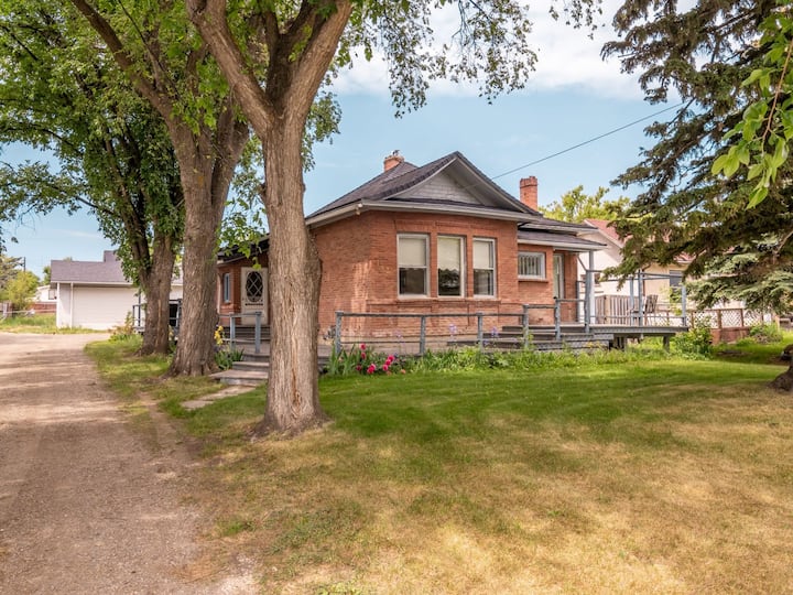 3 Bedroom Century Home Near Waterton & Us Border - Cardston