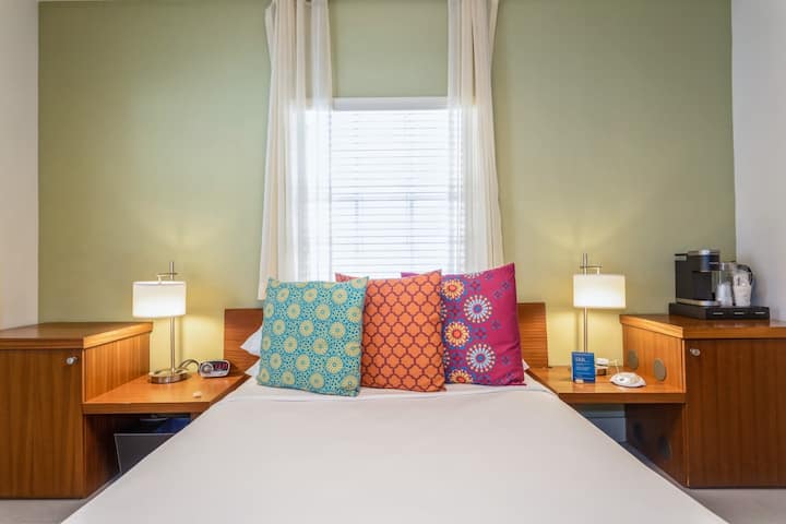 Kasa El Paseo | Accessible Room In South Beach - Miami Beach