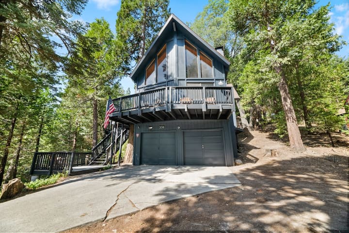 Gorgeous Lake House W/ Spa & Arcade Game Room! - San Bernardino, CA