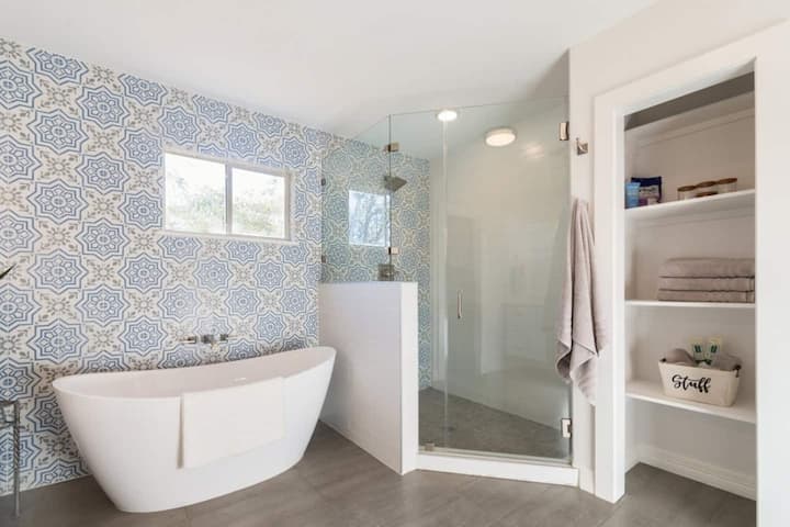 Luxury Bungalow Near Main W/ Hot-tub And Firepit - Fredericksburg, TX