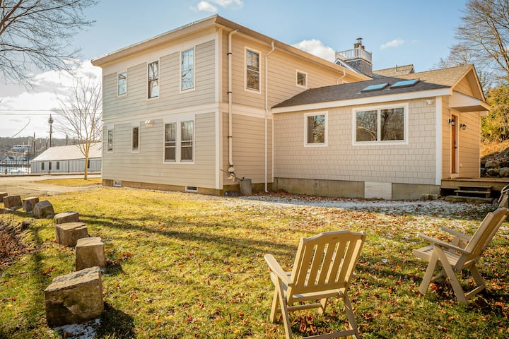 Walkable 2br Oceanfront | Balcony - Camden, ME