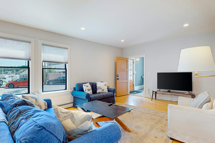 Walkable 2br Oceanfront Dog Friendly | Deck - Camden, ME