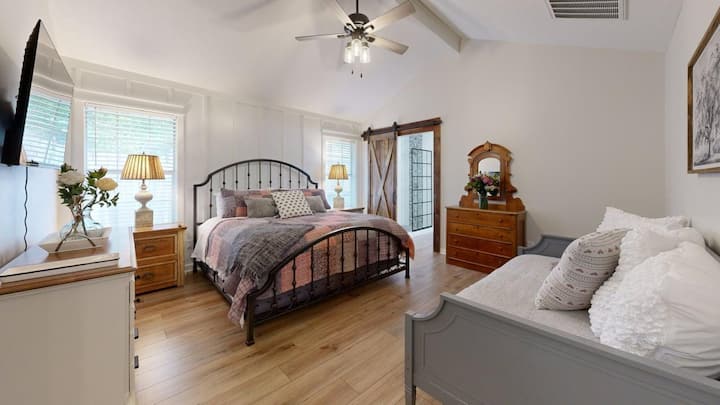 Gettysburg Getaway ~ Aggieland Vacation Rentals - Bryan, TX