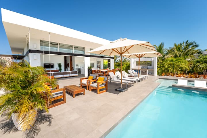 Seaside Vacation Villa With Resort Amenities V9 - Turks and Caicos Islands