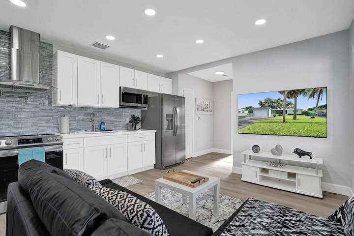 The Front Wave Luxury Home - Dania Beach, FL