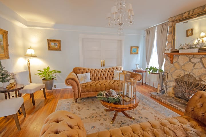 Downtown Inn On Charlotte Mary Lilys King Bed - St. Augustine, FL