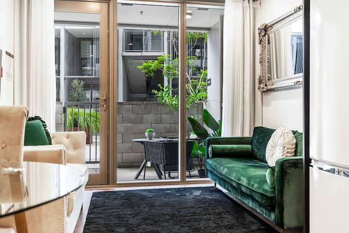 Stylish 2-storey Retreat With Parking Zodiak Stays - Auckland