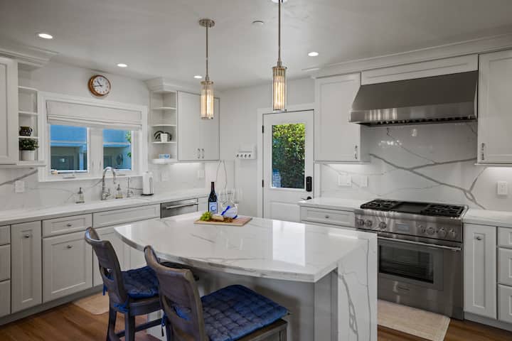 Iaorana: Newly Remodeled Luxury 4 Bedroom With Oce - Carmel-by-the-Sea, CA