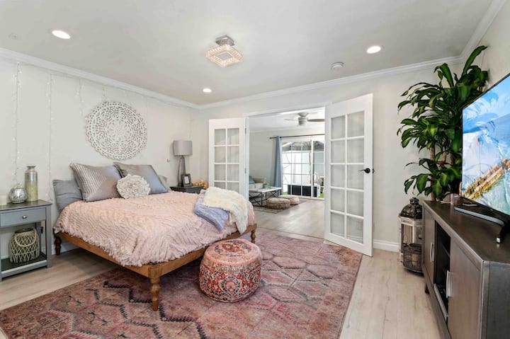 *Boho Pink Retreat W/ Kitchen, Patio, Laundry!* - San Diego, CA