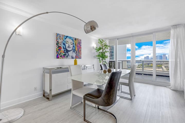 Skyline Glow, Bayfront Flow! 2br Retreat! - Miami, FL