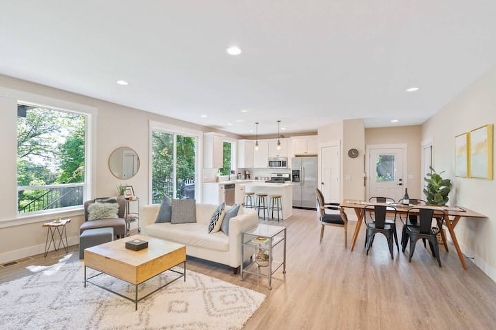 West Hills Retreat |  5-star Amenities + W/d & Ac - Salem, OR