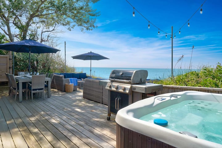 Chic Waterfront Beach House With Hot Tub - Long Island, NY