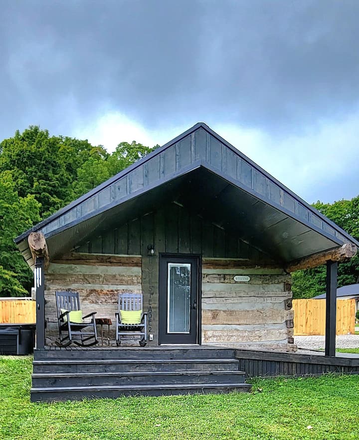 The Homesteader- Modern Log Cabin W/hot Tub - Laurelville, OH