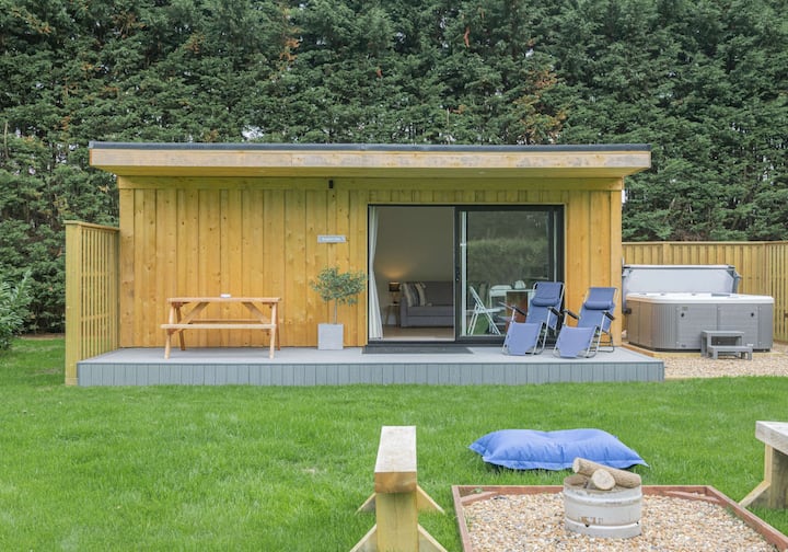 English Oak Lodge: Hot Tub/bbq/fire Pit/games Room - Hedingham Castle