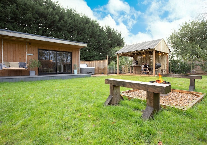 English Oak Lodge – Boutique Woodland Retreat With - Hedingham Castle