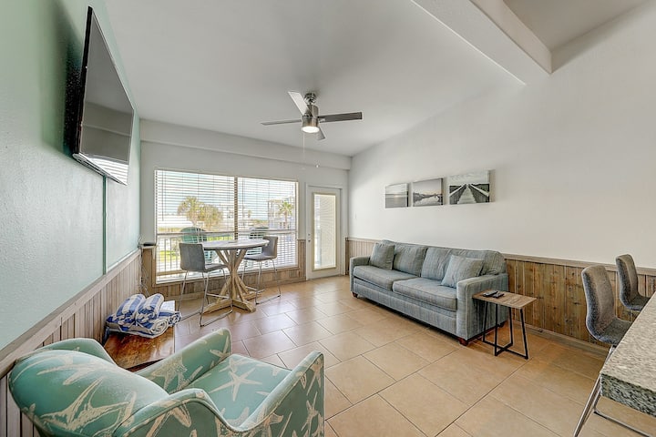 Bright 1br 2nd-floor | Balcony | Pool - Port Aransas, TX